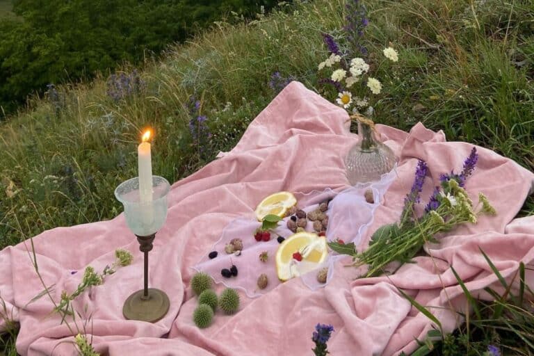 What is Cottagecore Aesthetic Exactly? - Makenstitch
